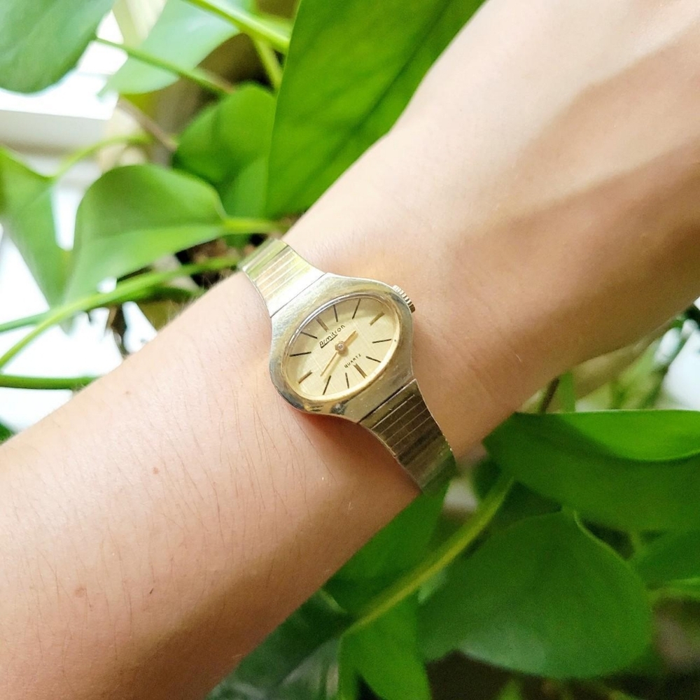 Vintage Armitron Quartz Classic Retro Gold Watch - Gem